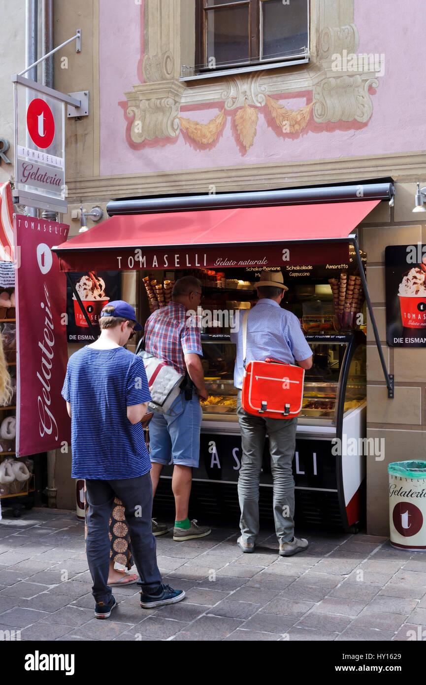 Queue for ice cream hi-res stock photography and images - Alamy