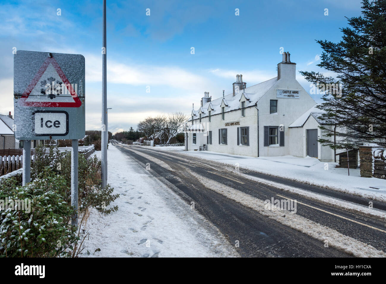 Icy road warning sign hi-res stock photography and images - Alamy