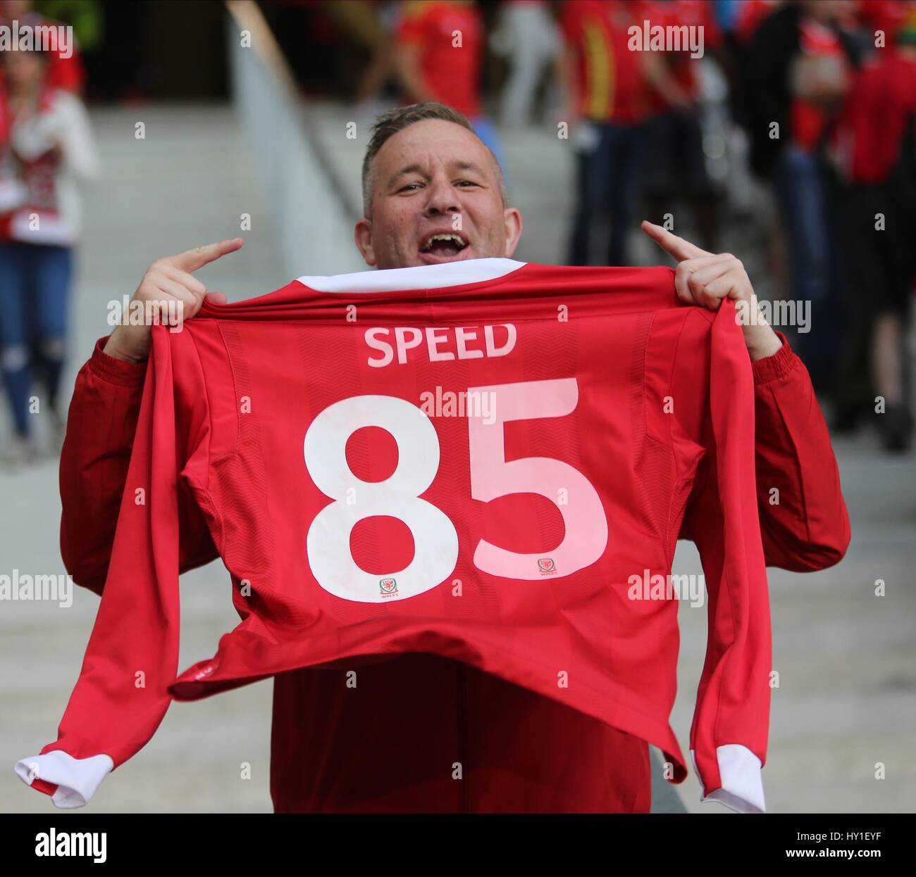 Wales football shirt hi-res stock photography and images - Alamy
