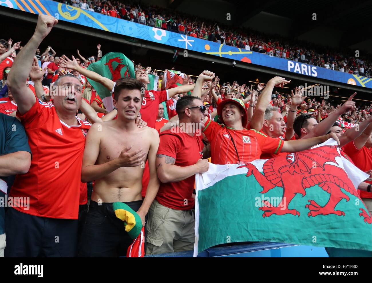 Wales football fans paris hi-res stock photography and images - Alamy