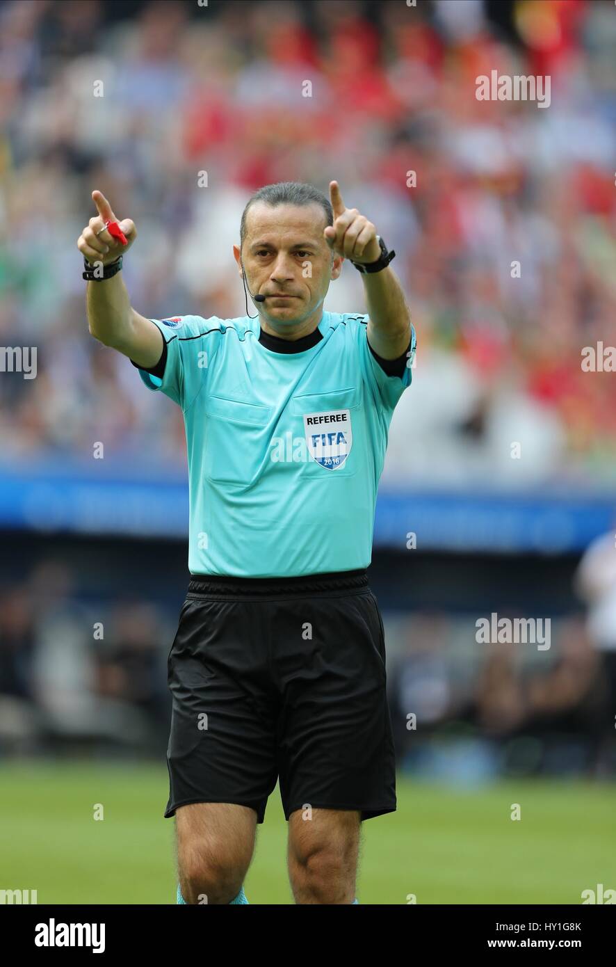 Referee cuneyt cakir hi-res stock photography and images - Alamy