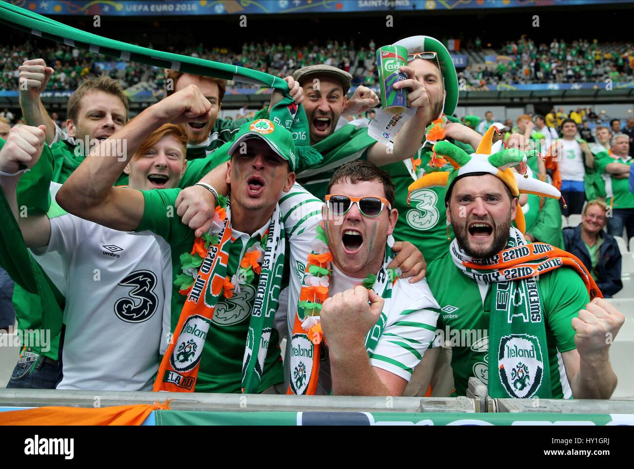 Republic ireland fans hi-res stock photography and images - Alamy