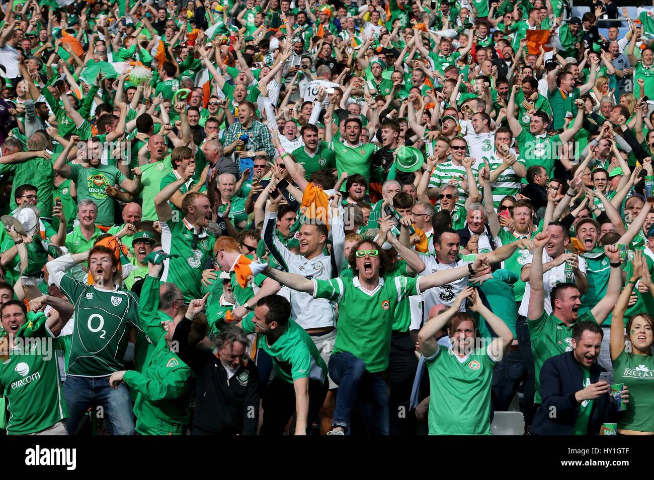 Ireland football fans celebrating hi-res stock photography and images ...