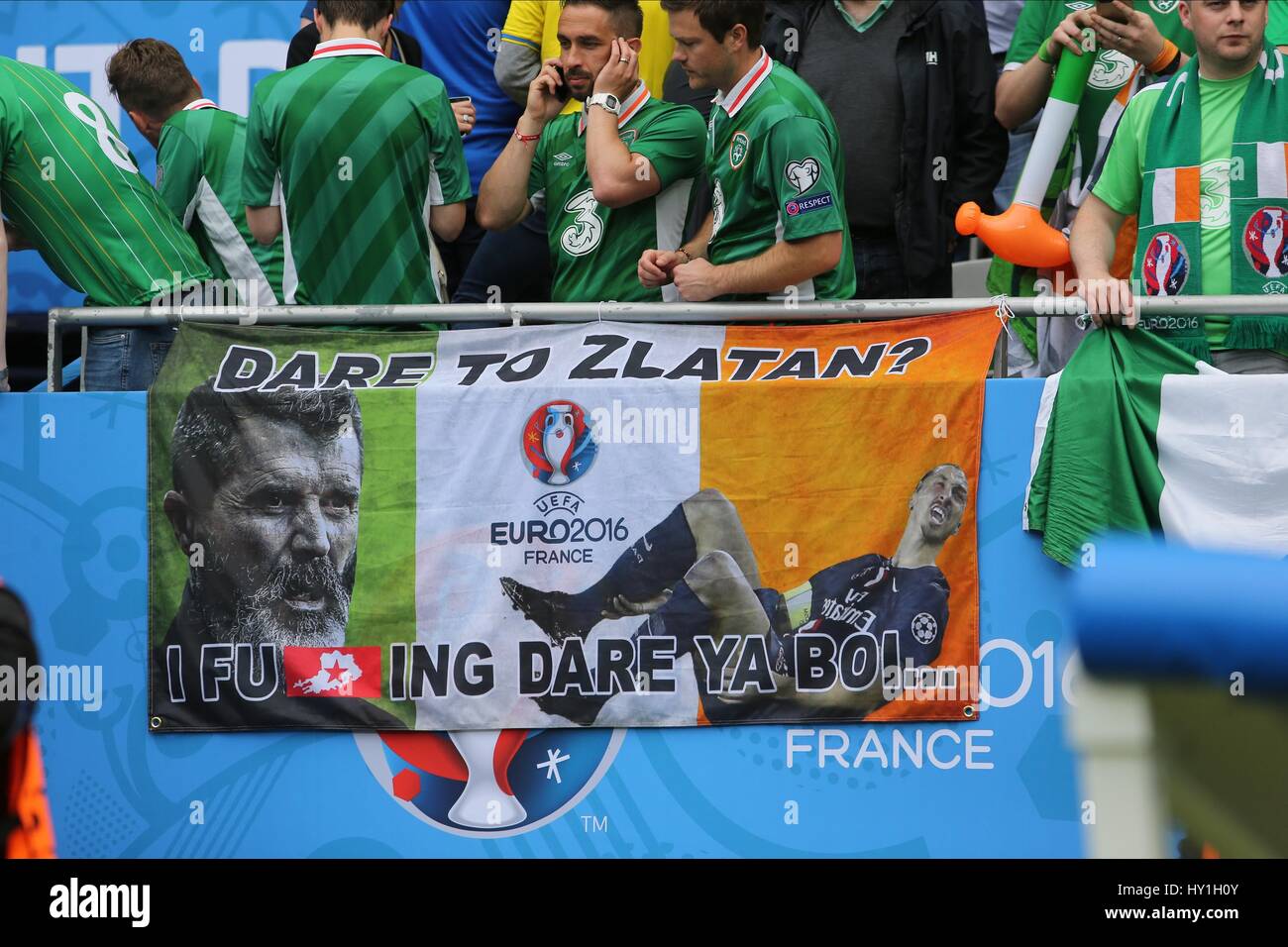 Irish fans flag football hi-res stock photography and images - Alamy