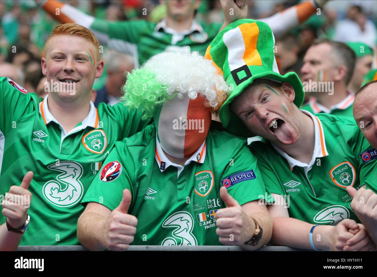Ireland football fans celebrating hi-res stock photography and images ...