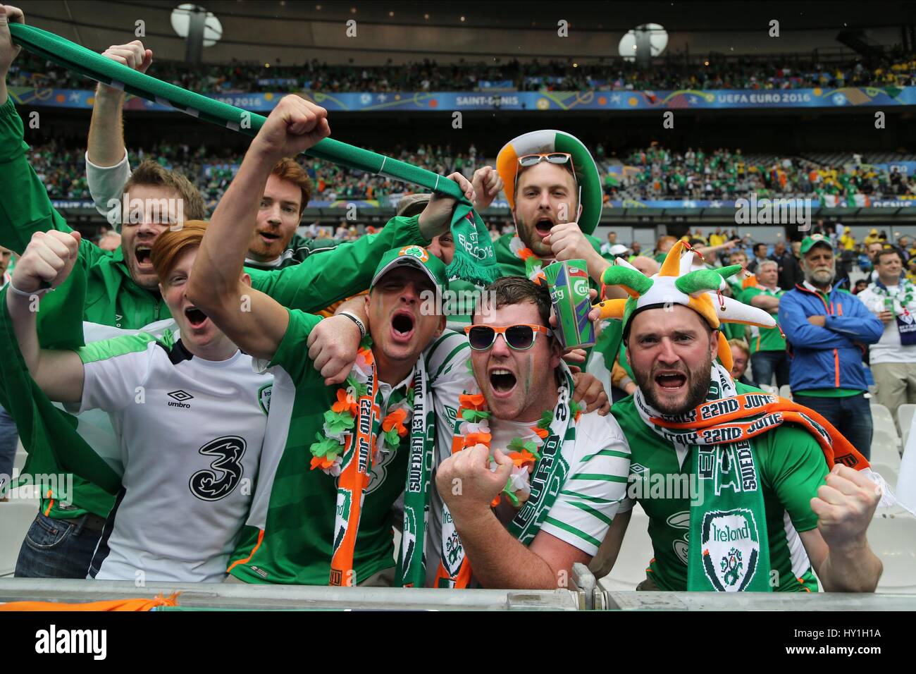 Paris match hi-res stock photography and images - Alamy