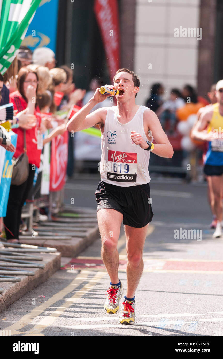 Marathon supporters hi-res stock photography and images - Alamy