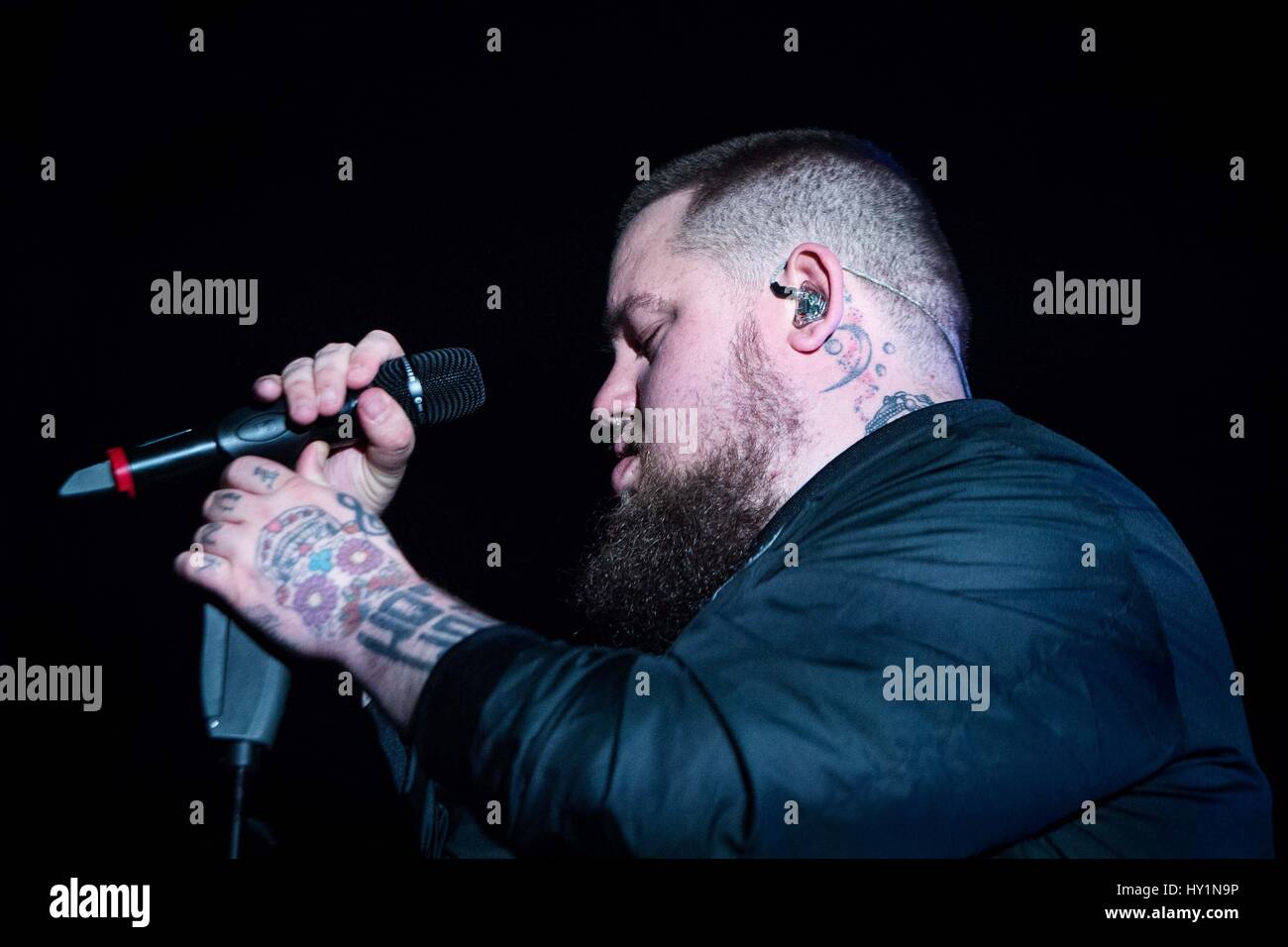 Ragnbone man on stage singer hi-res stock photography and images - Alamy
