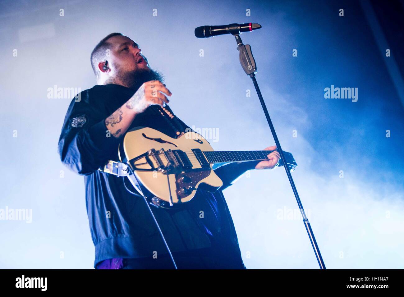 Ragnbone man on stage singer hi-res stock photography and images - Alamy