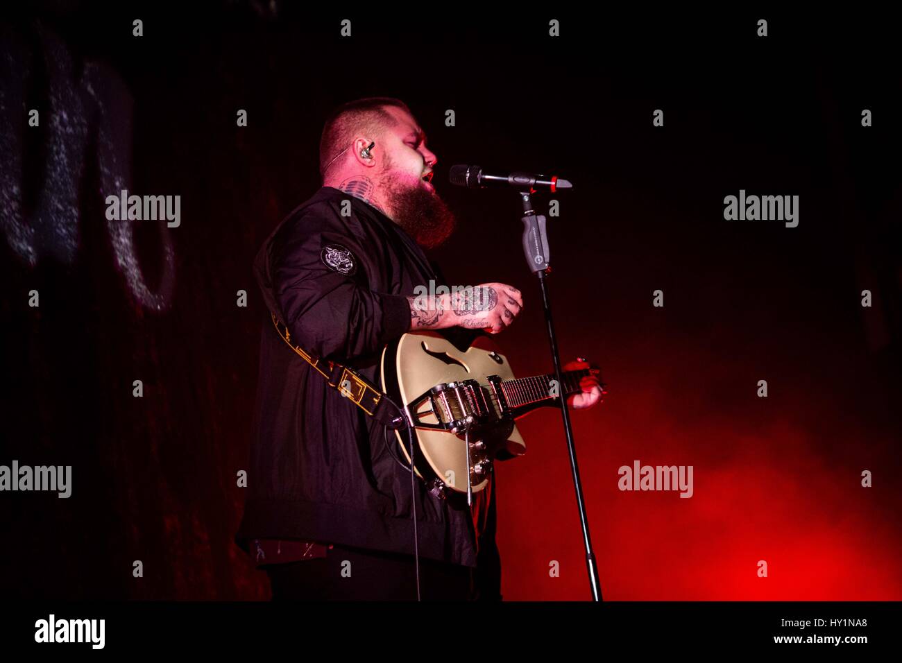 Ragnbone man on stage singer hi-res stock photography and images - Alamy