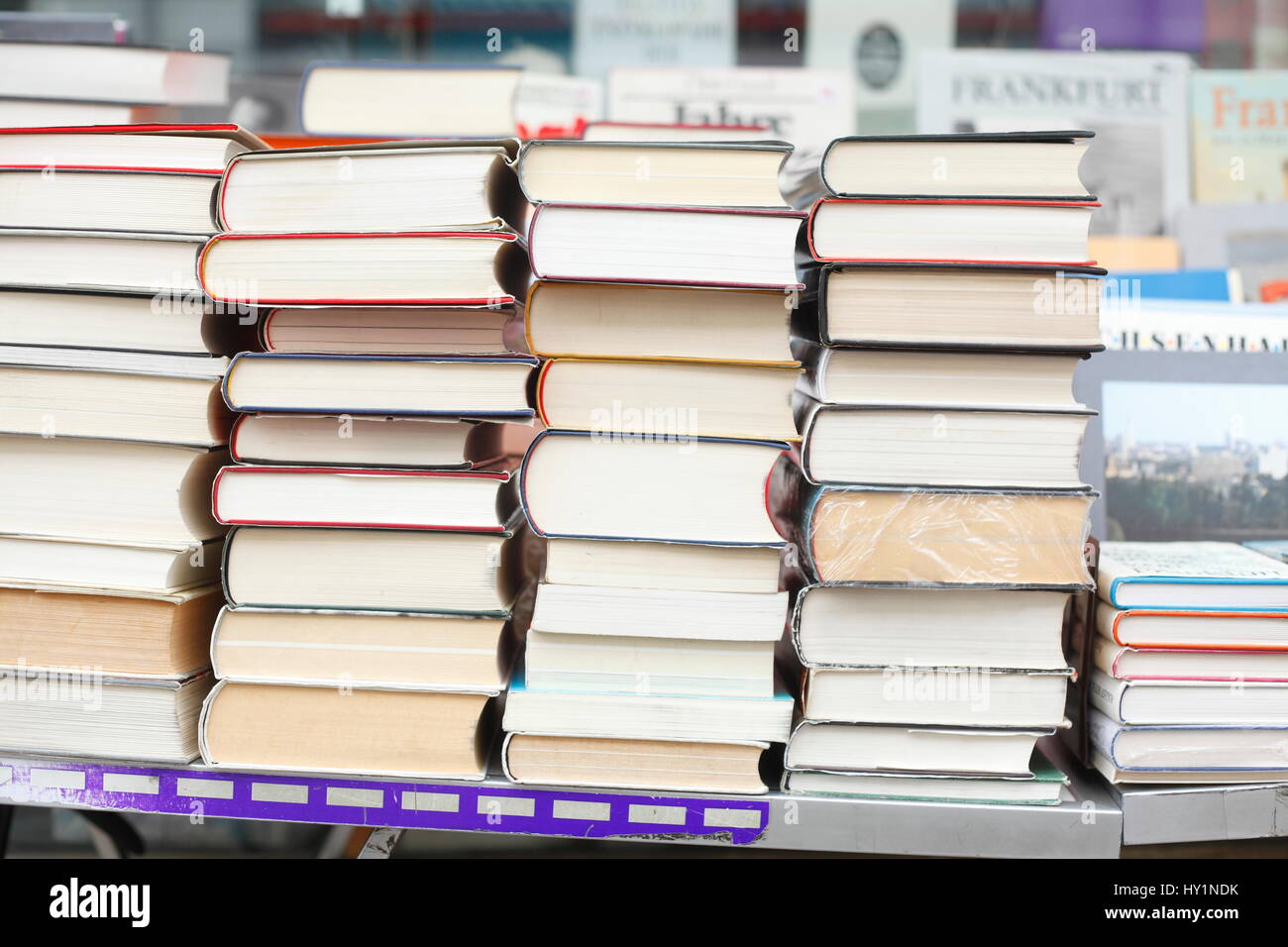 Staked books hi-res stock photography and images - Alamy