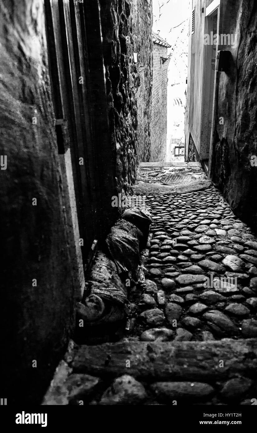 The stone cobbled alleyways of old Durham city, England Stock Photo - Alamy