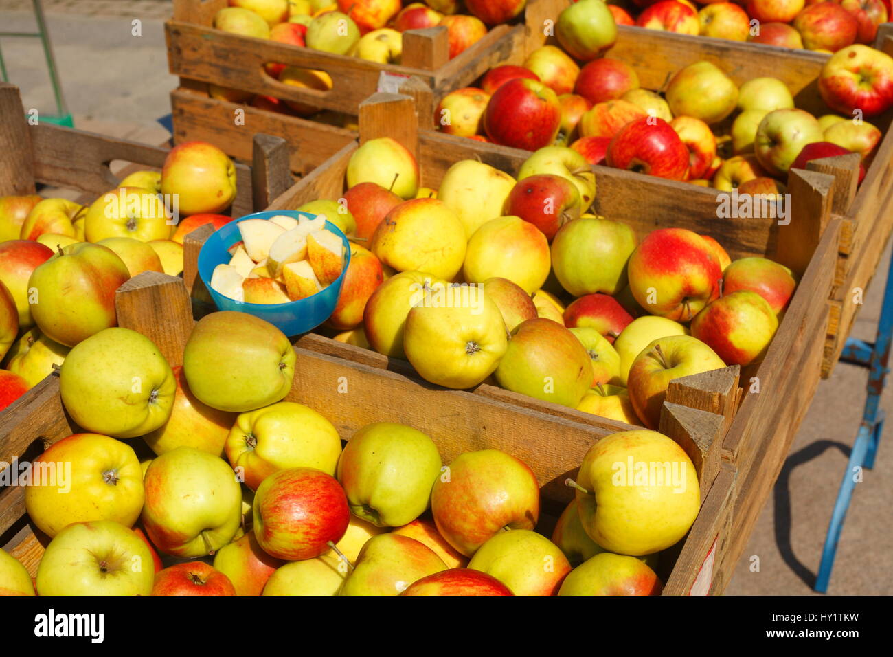 Fresh Apples on a Market Stall Stock Photo - Alamy