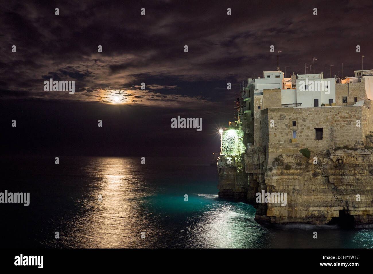 Cliff house at night hi-res stock photography and images - Alamy