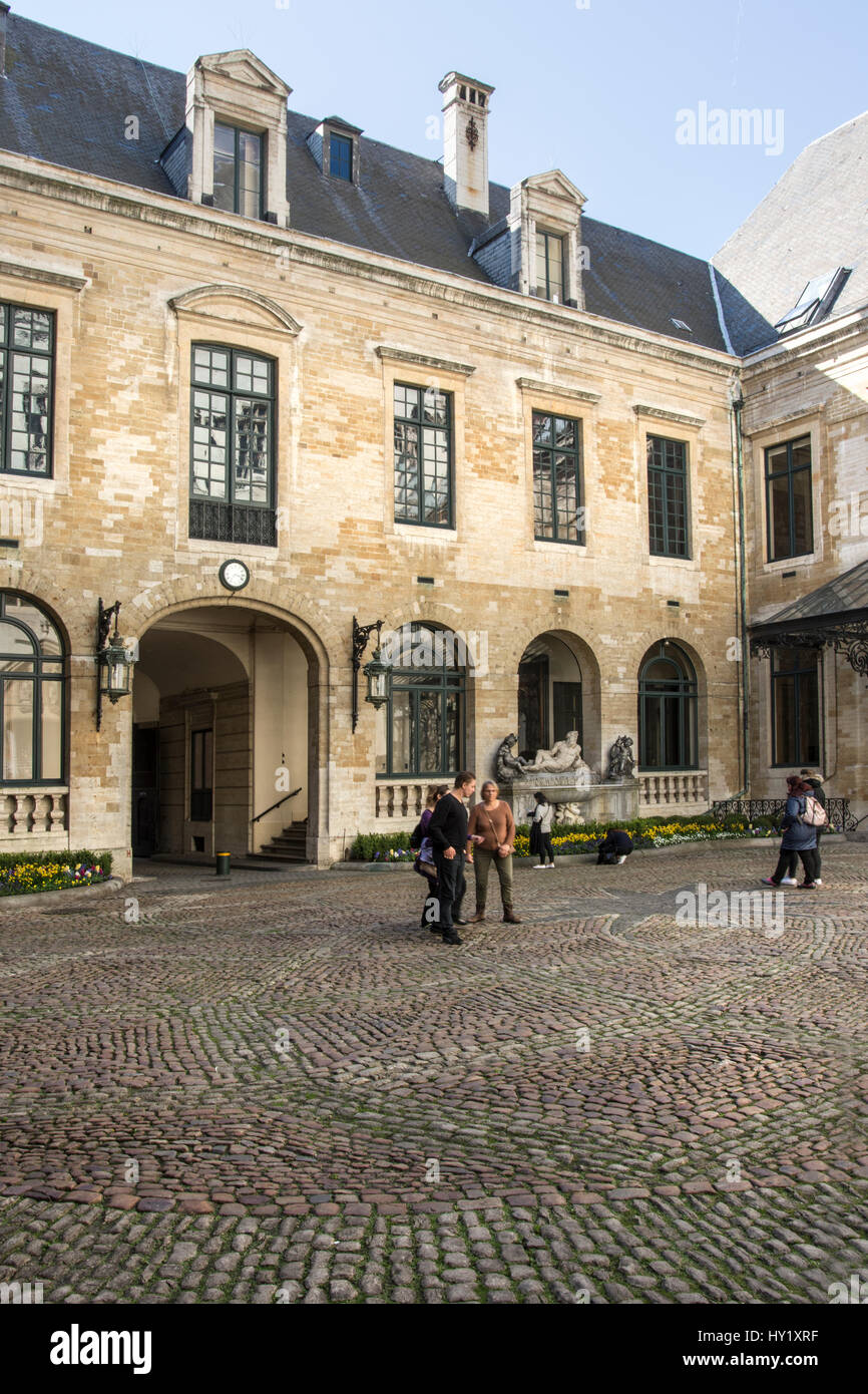 Courtyard architecture hi-res stock photography and images - Alamy