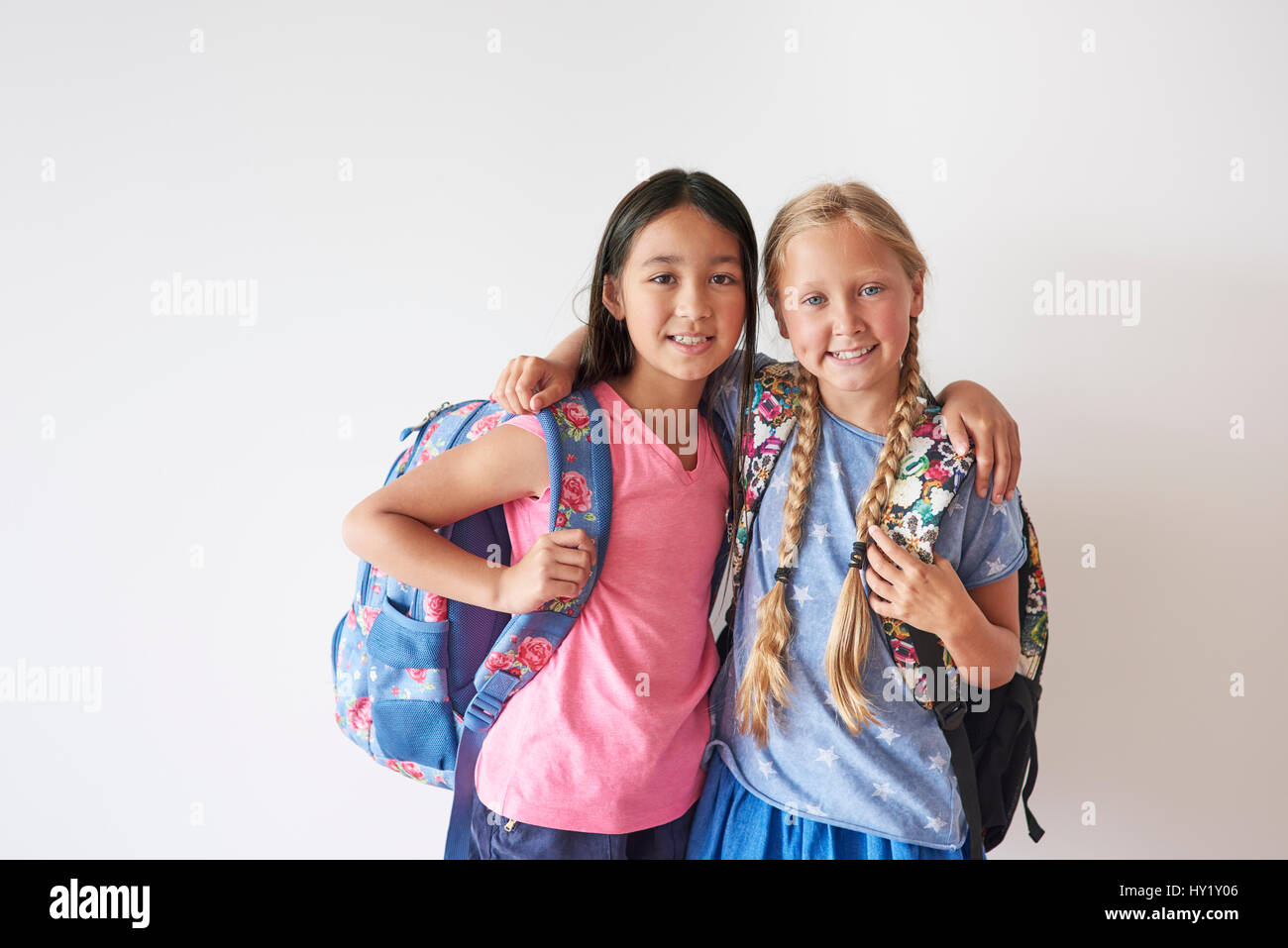 Group smiling friends backpacks hi-res stock photography and images - Alamy
