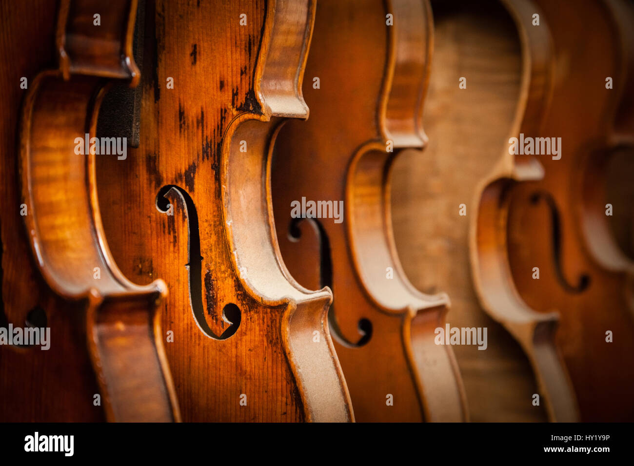 Line of violins hi-res stock photography and images - Alamy