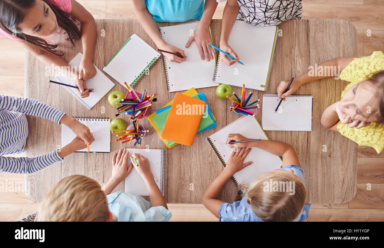 Elementary classroom kids drawing hi-res stock photography and images ...
