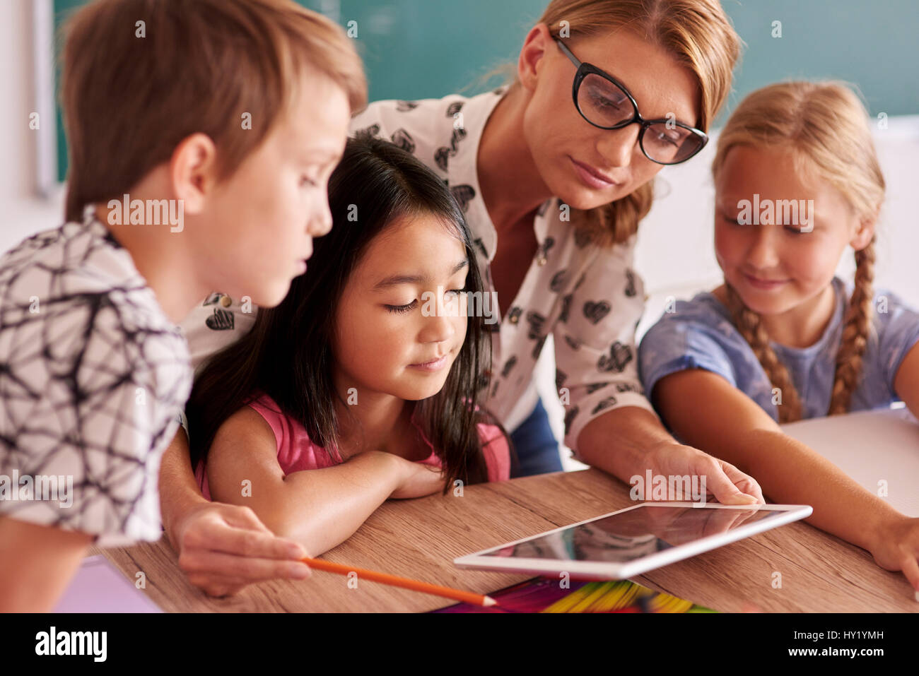 Teacher explaining to pupils new things Stock Photo - Alamy