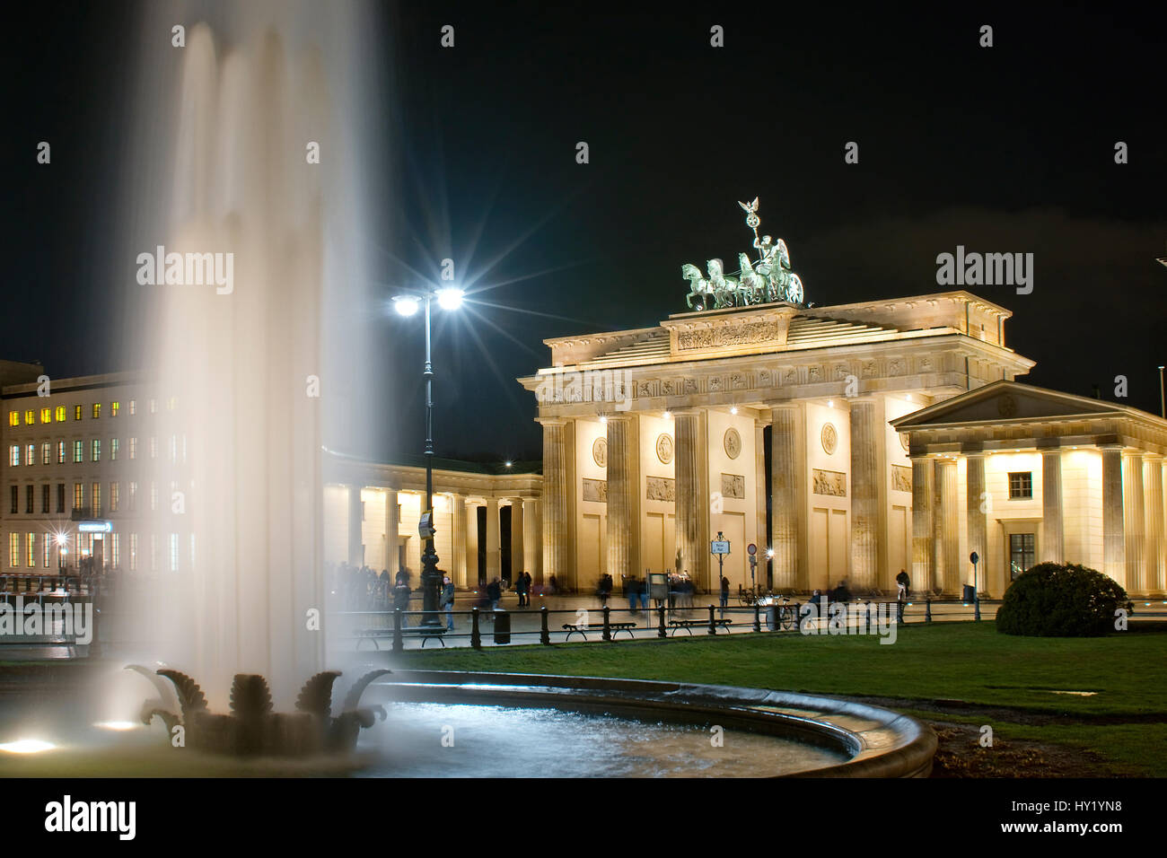 Brandenburger Tor mit Quadriga bei Nacht, Berlin Stock Photo - Alamy