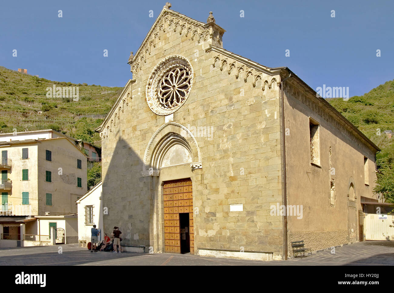 Die Chiesa San Lorenzo in Manarola an der ligurischen Kueste ...