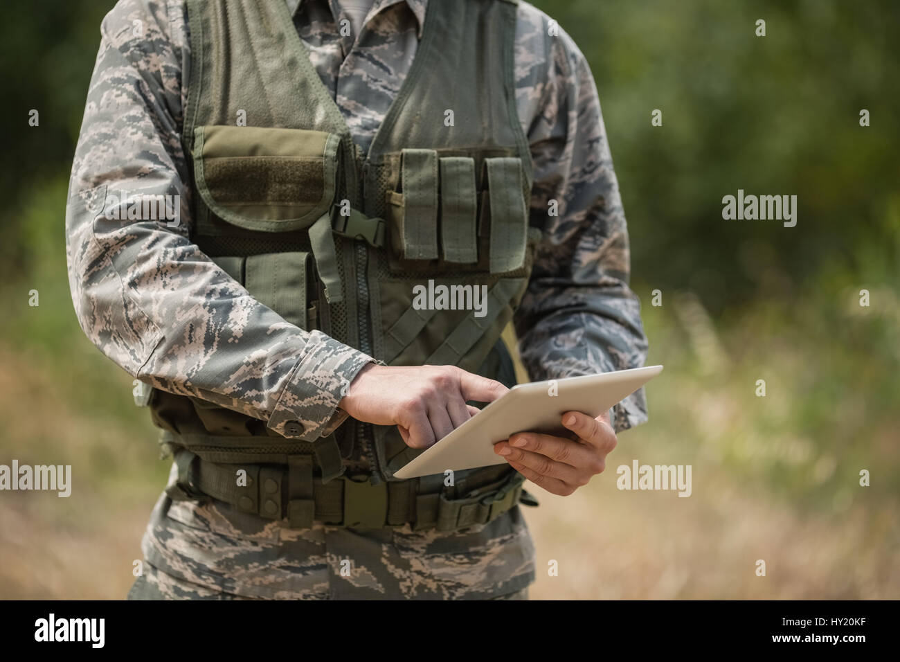 Soldier using computer hi-res stock photography and images - Alamy