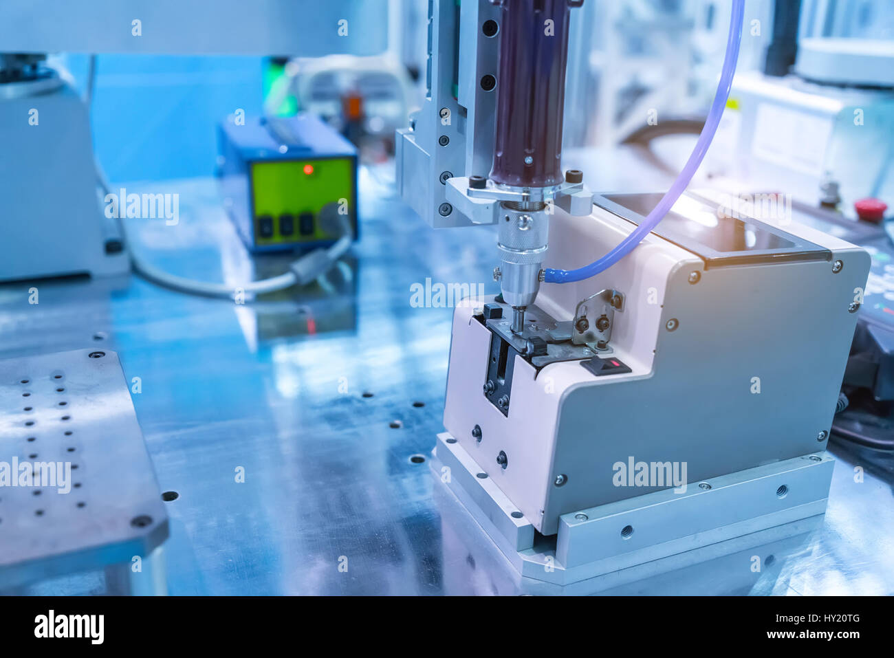 atuomatic screw feeder in cell phone assembly equipment factory Stock ...