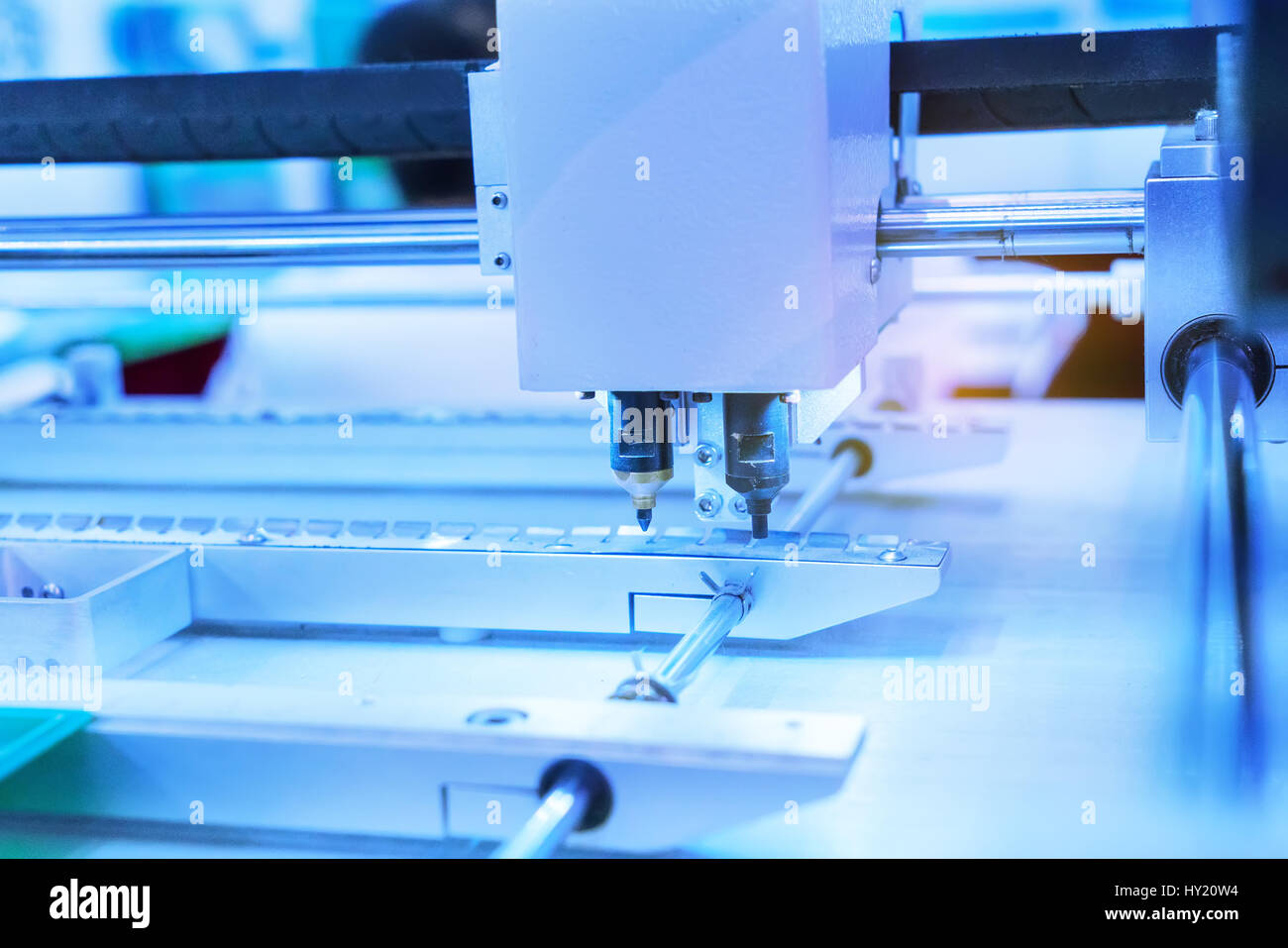 atuomatic screw feeder in cell phone assembly equipment factory Stock ...