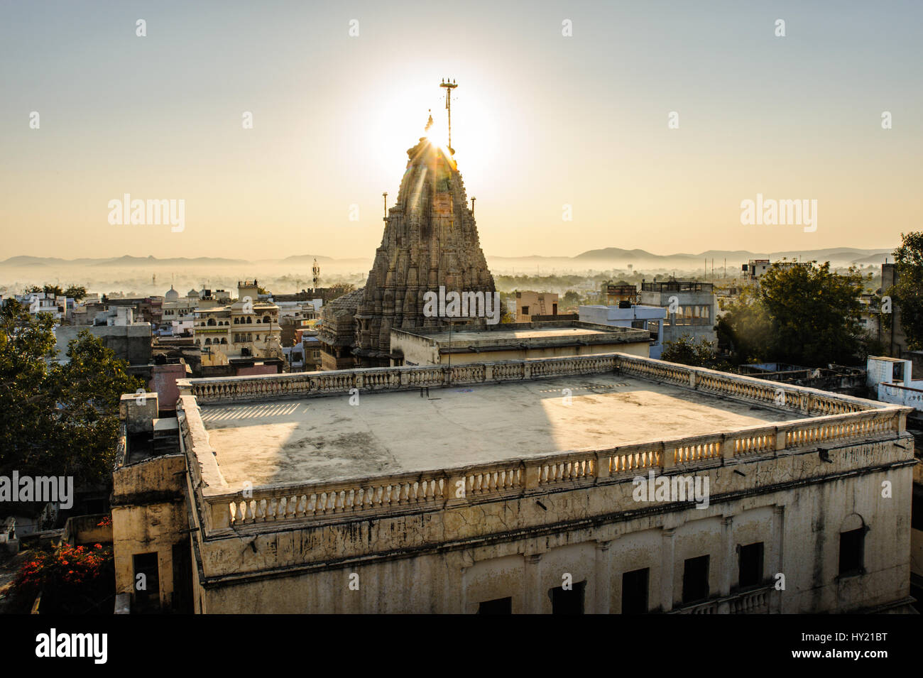 The rising sun peaks behind the 79ft steeple of Shri Jagdish Temple in ...