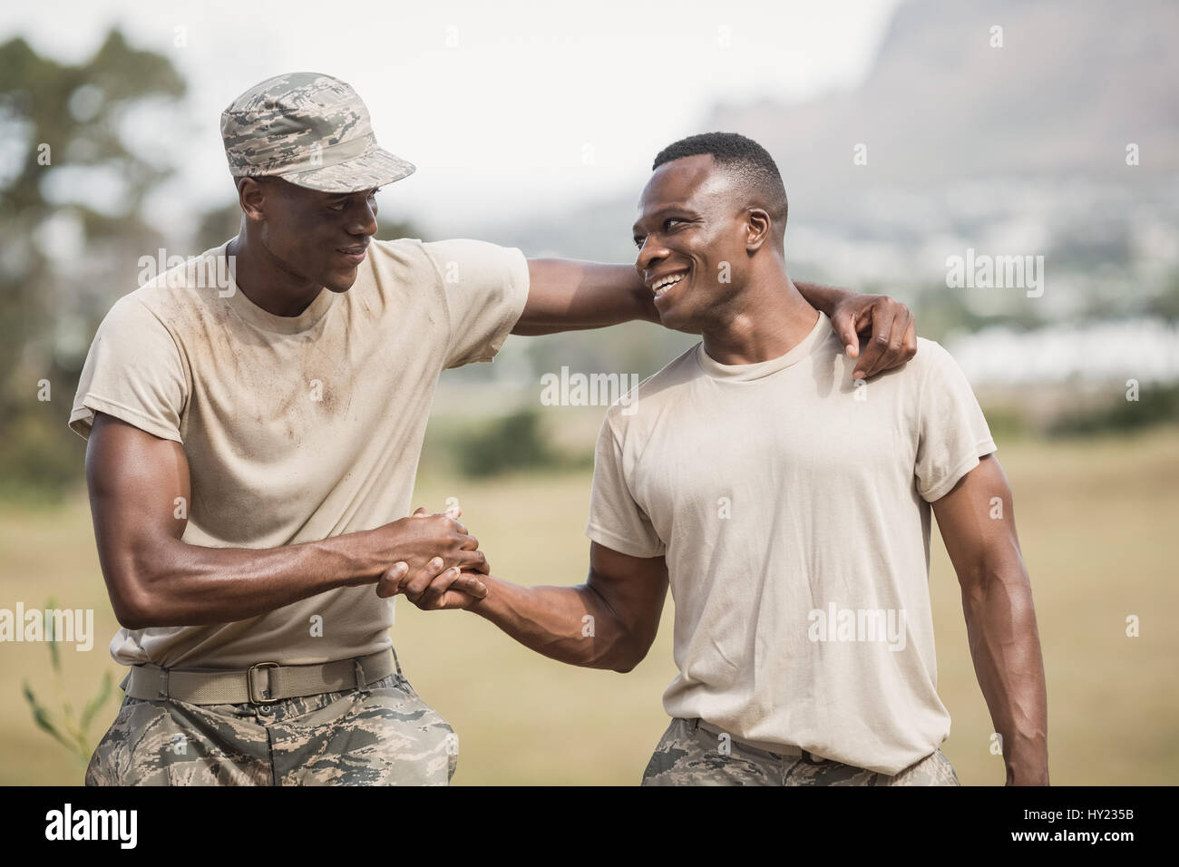 Black soldier shaking hands hi-res stock photography and images - Alamy