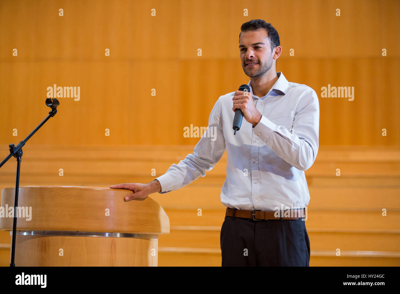Man giving speech at podium hi-res stock photography and images - Alamy