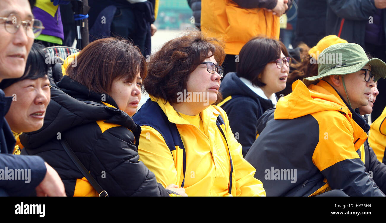 Mokpo, South Korea. 31st March 2017. Relatives of the sunken South ...