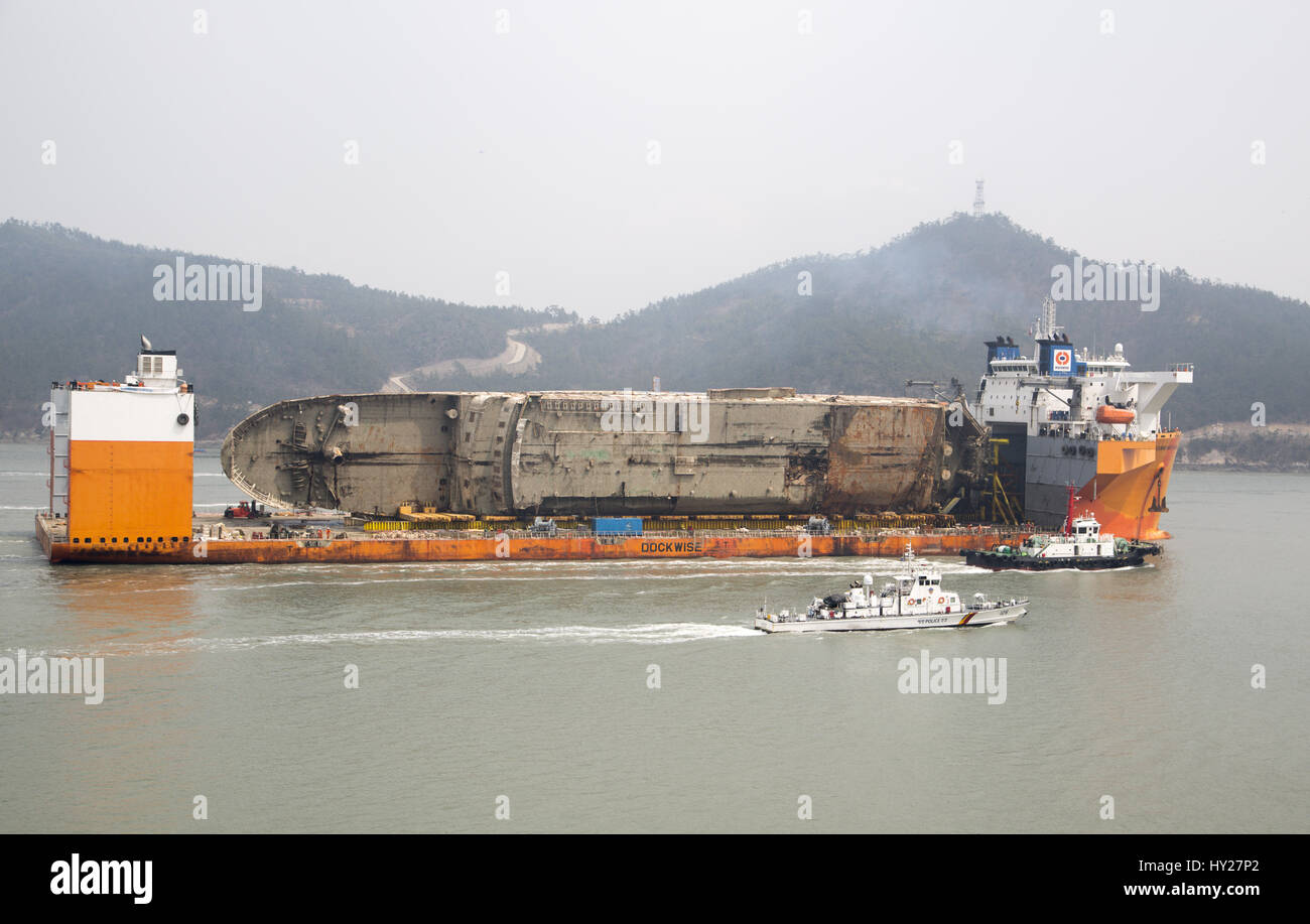 Mokpo, South Korea. 31st March 2017. South Korea's Coast Guard vessels ...