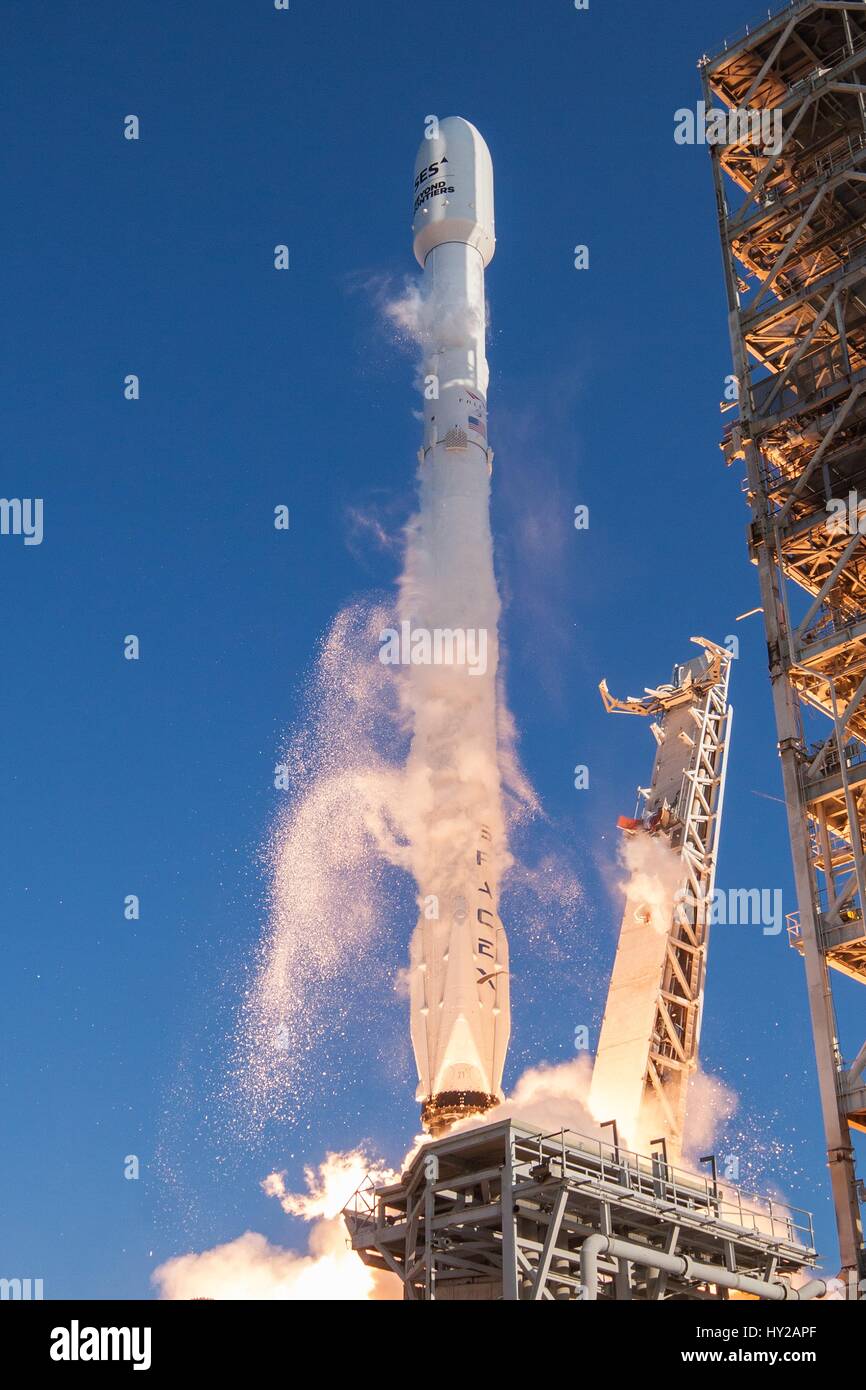 Falcon 9 rocket reuse hi-res stock photography and images - Alamy