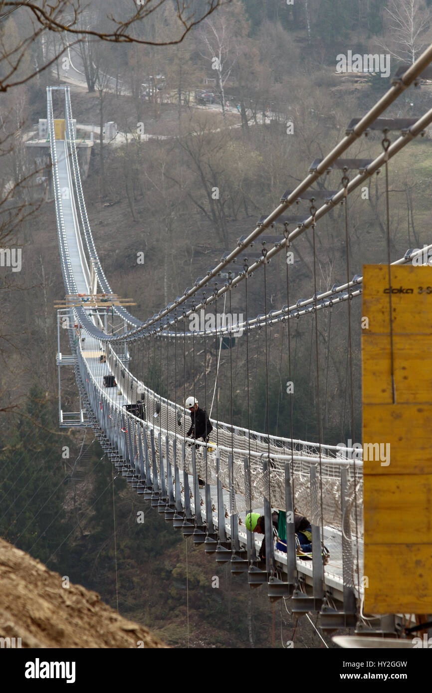 Ruebeland, Germany. 1st Apr, 2017. Workers stand on the longest rope ...