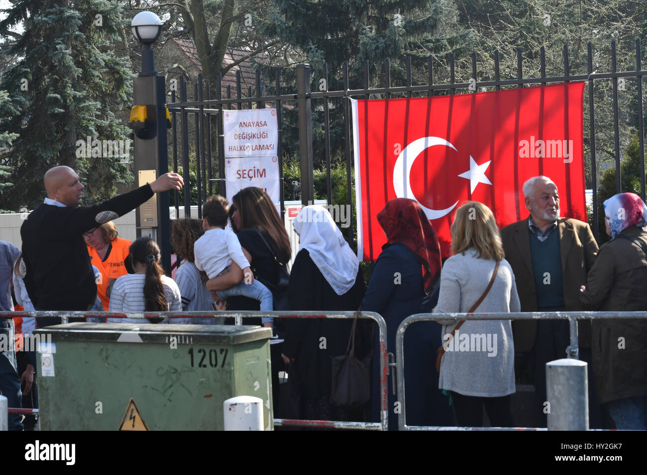 Voters queue in front hi-res stock photography and images - Alamy