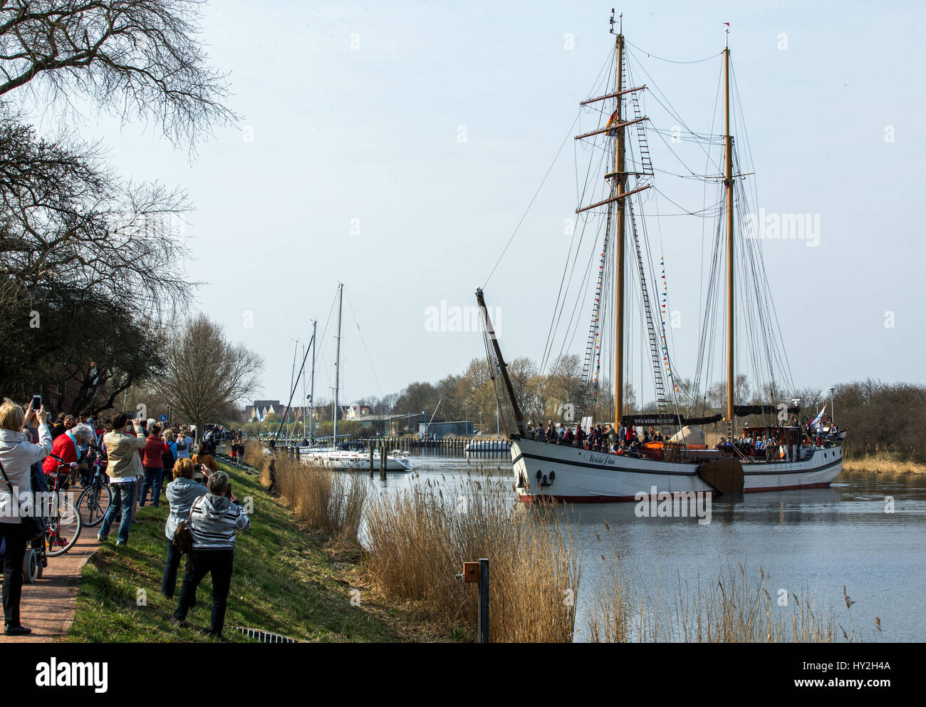 Greifswald, Germany. 1st Apr, 2017. Ten men pull the sailing ship ...