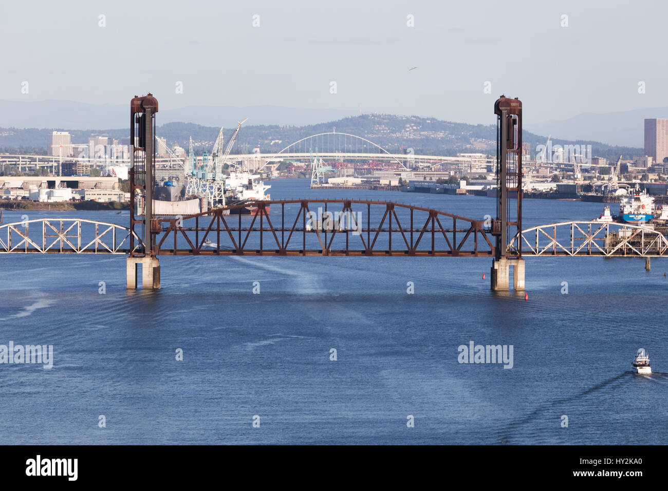 Railroad bridge on the Willamette River in Portland, Oregon, USA Stock ...