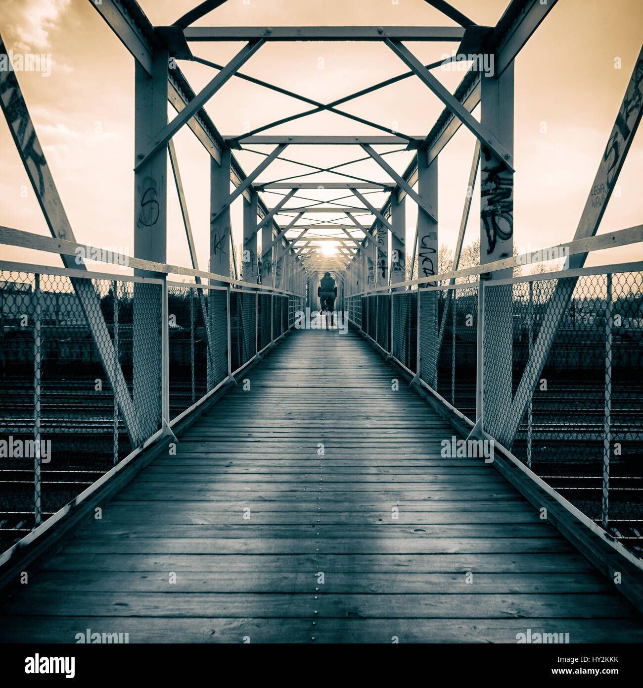 Footbridge over railway hi-res stock photography and images - Alamy
