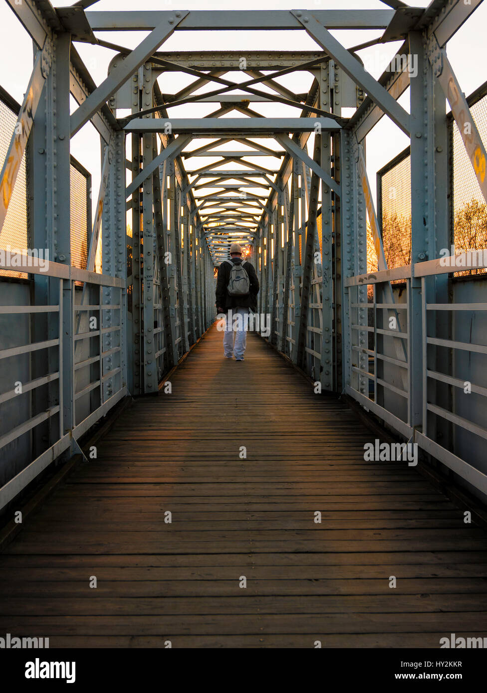 Footbridge over railway hi-res stock photography and images - Alamy