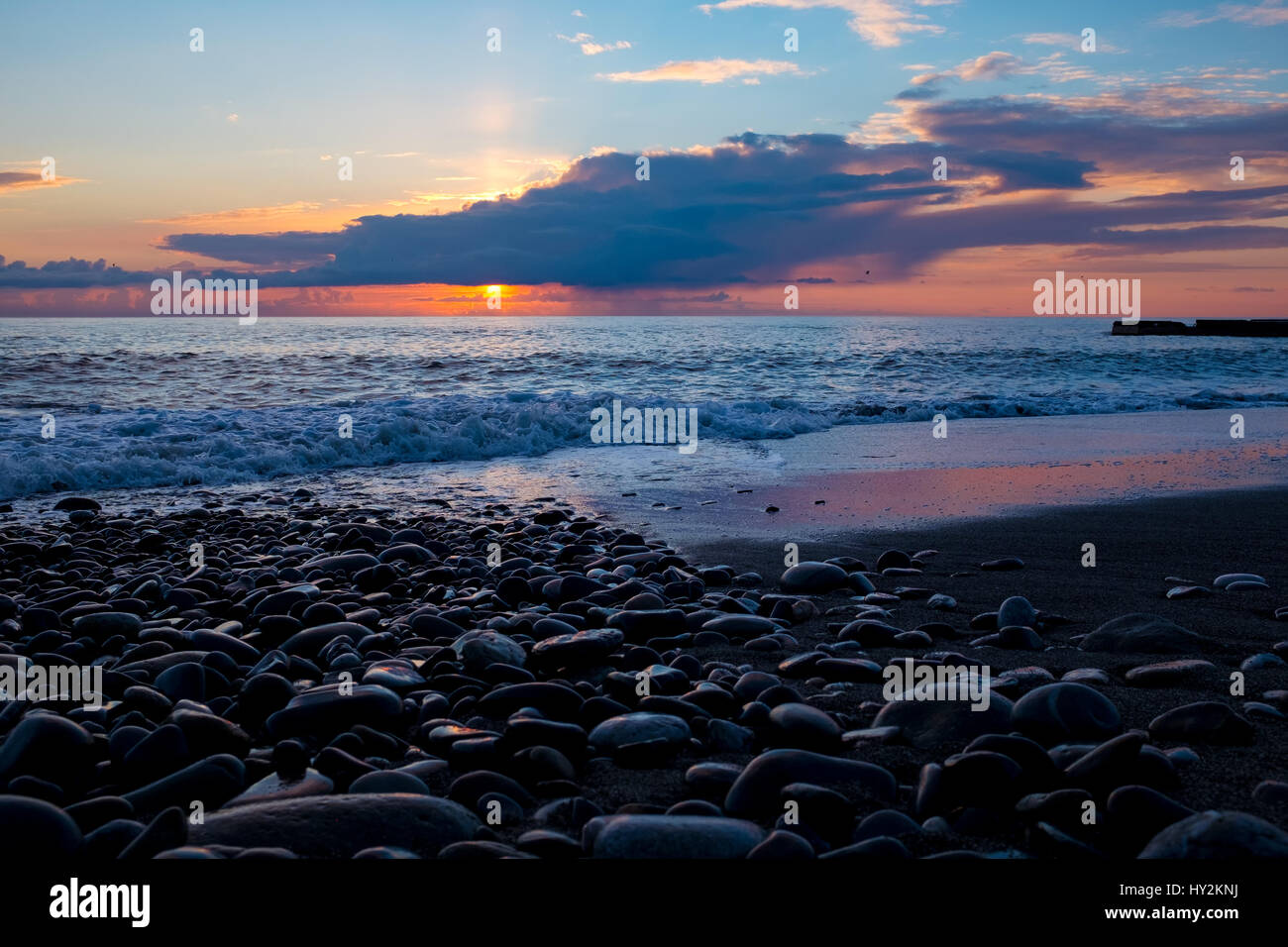 Wave hit the rock hi-res stock photography and images - Alamy