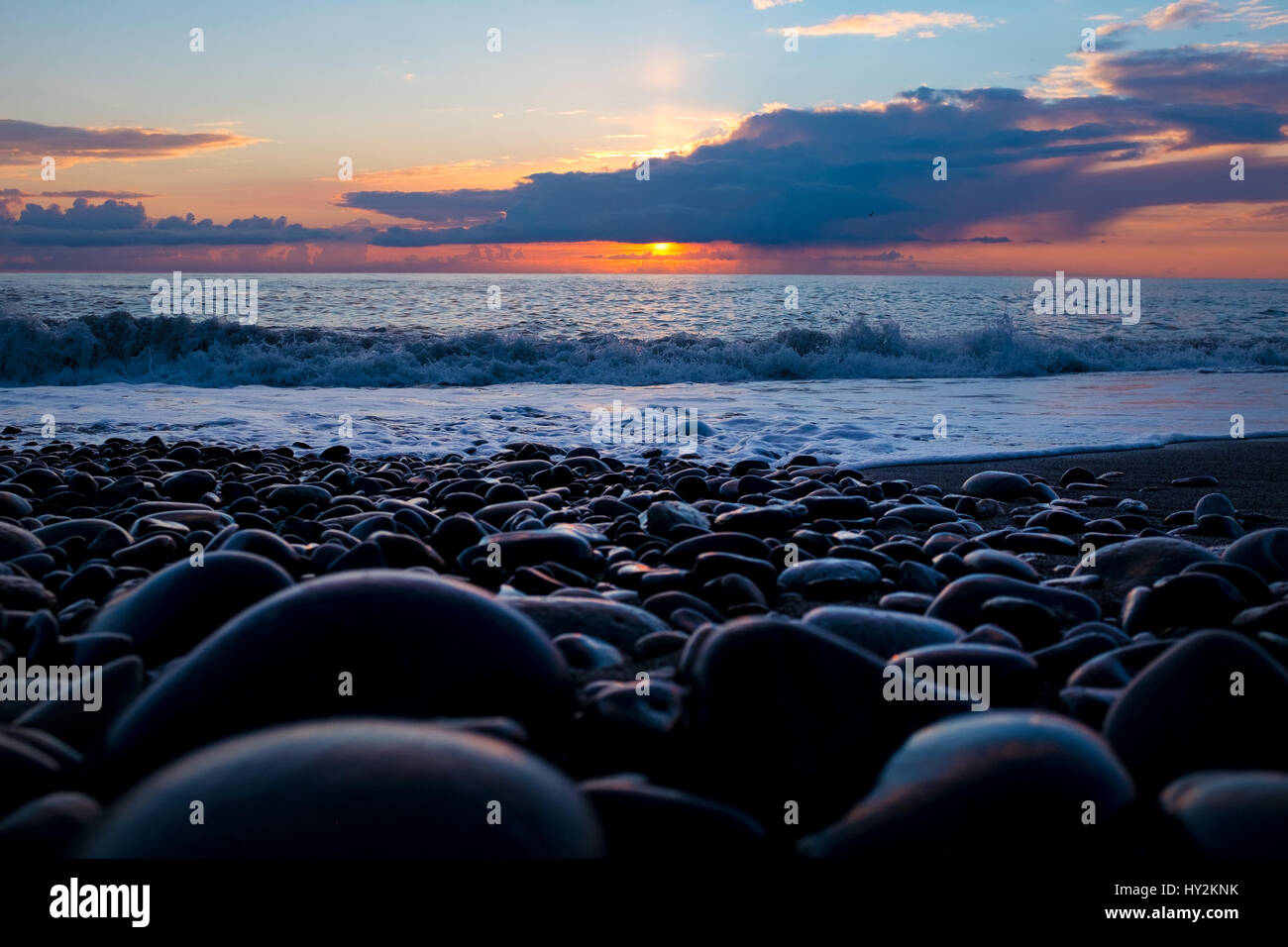 Wave hit the rock hi-res stock photography and images - Alamy