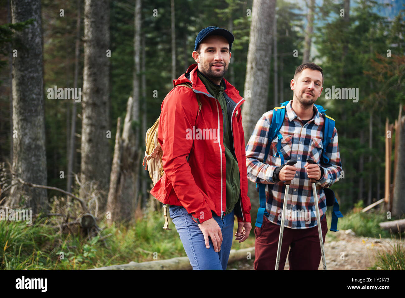 Smiling hiker friends hi-res stock photography and images - Alamy