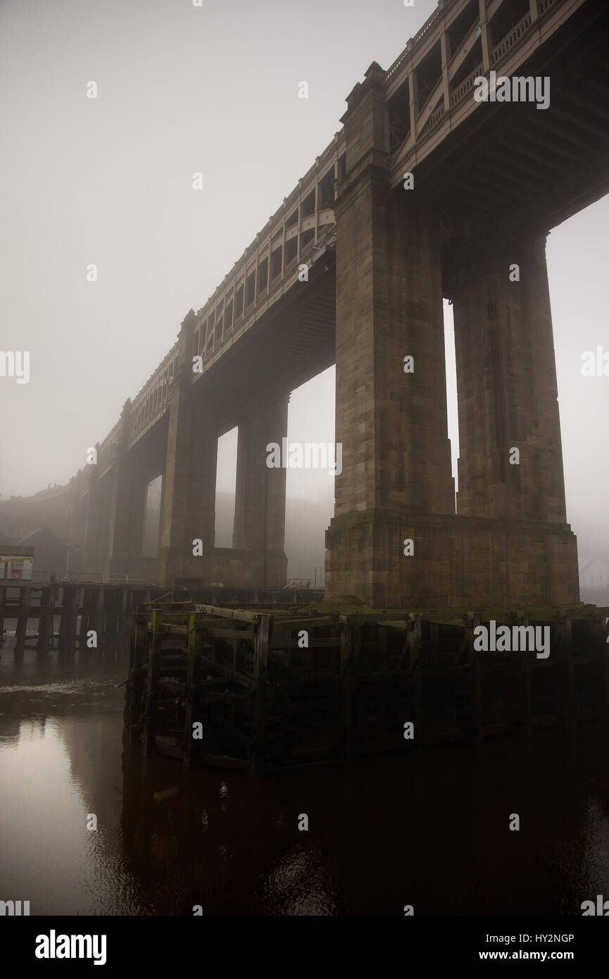 Fog on the Tyne, Misty morning on NewcastleGateshead quayside / High ...