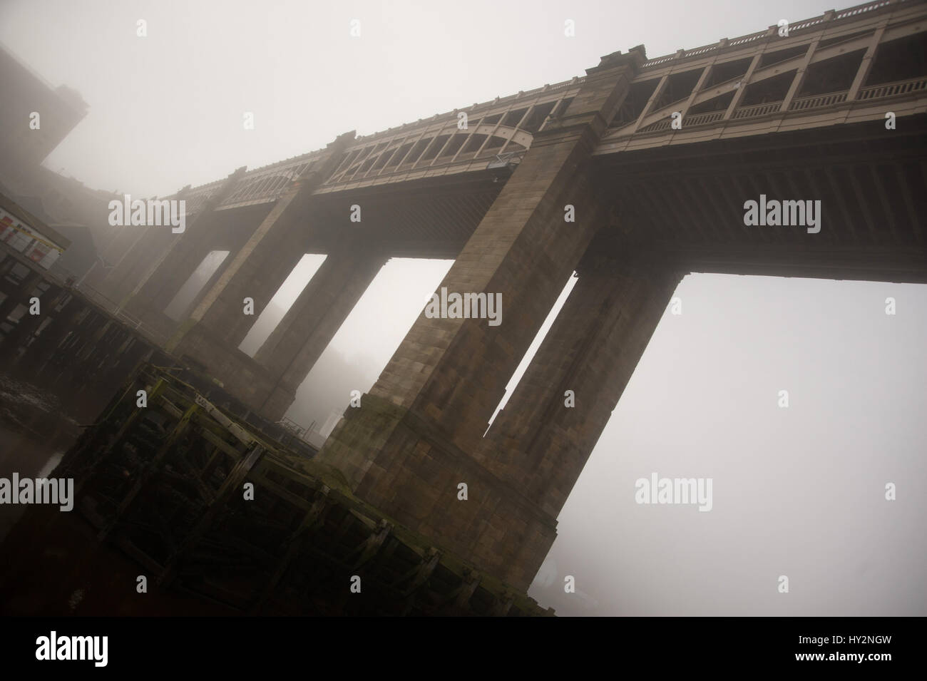 Fog on the Tyne, Misty morning on NewcastleGateshead quayside / High ...