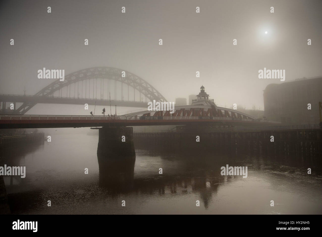 Fog on the Tyne, Misty morning on NewcastleGateshead quayside / Swing ...