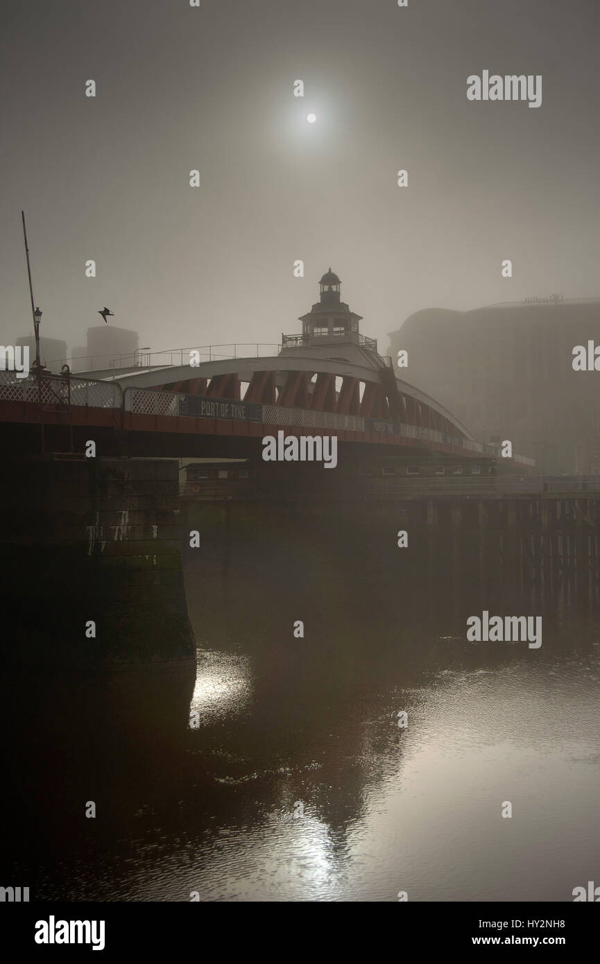 Fog on the Tyne, Misty morning on NewcastleGateshead quayside / Swing ...