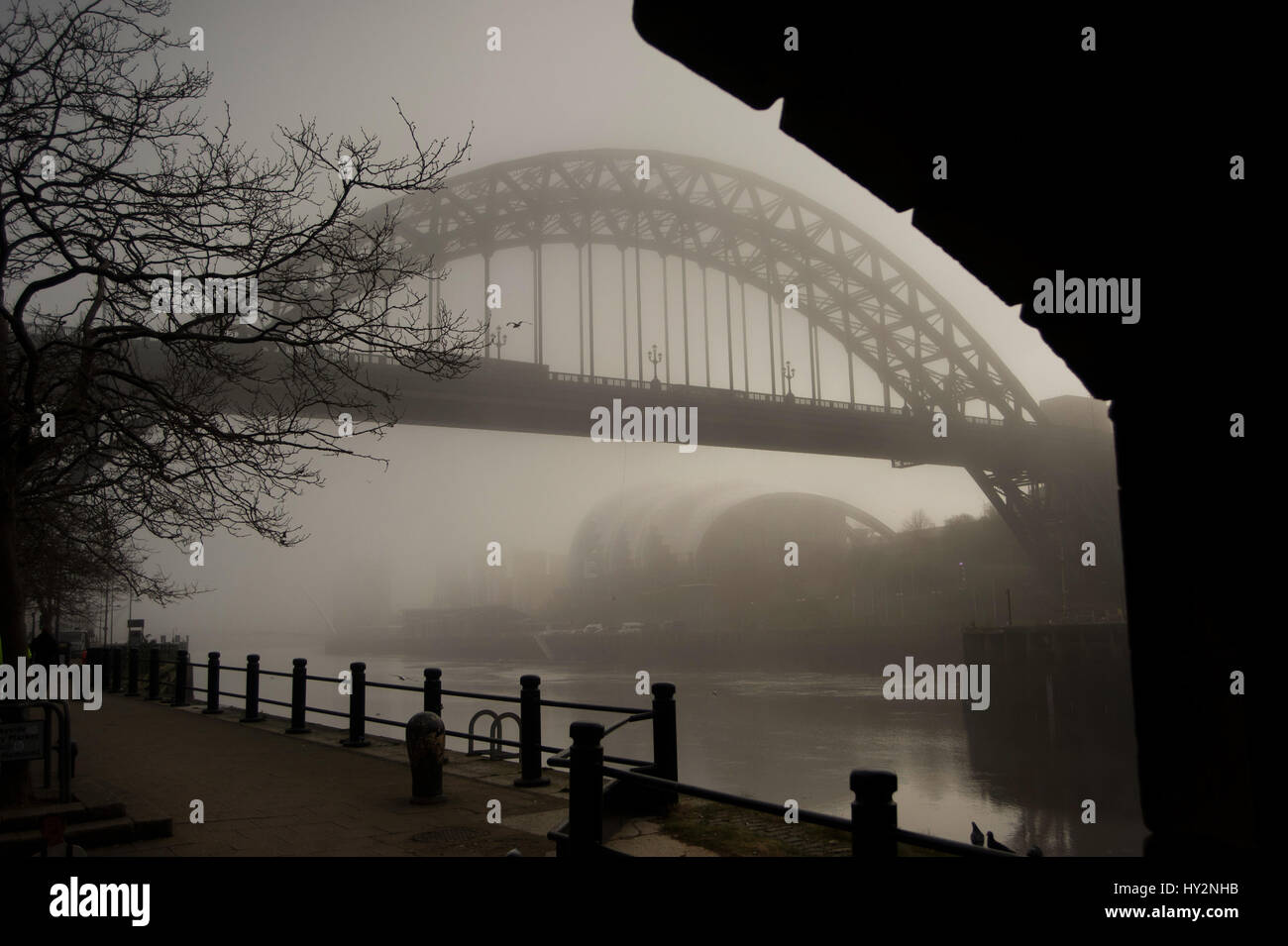 Fog on the Tyne, Misty morning on NewcastleGateshead quayside / Tyne ...