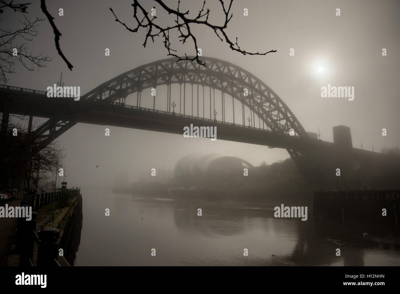 Fog on the Tyne, Misty morning on NewcastleGateshead quayside / Tyne ...