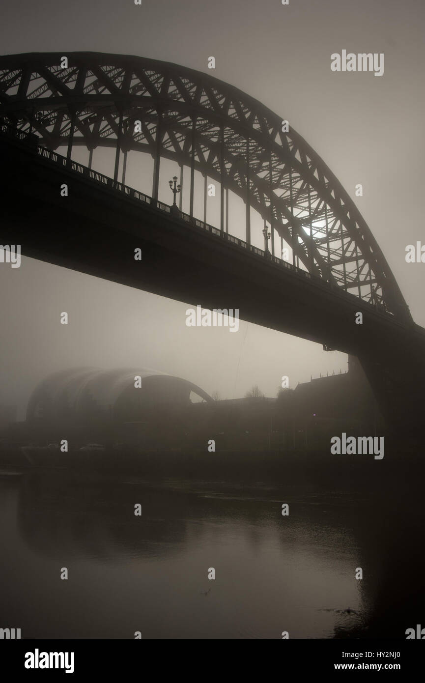 Fog on the Tyne, Misty morning on NewcastleGateshead quayside / Tyne ...